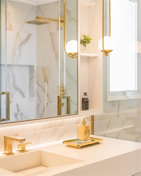 Banheiro Branco E Dourado Com Pastilhas E Nichos Iluminados Decor