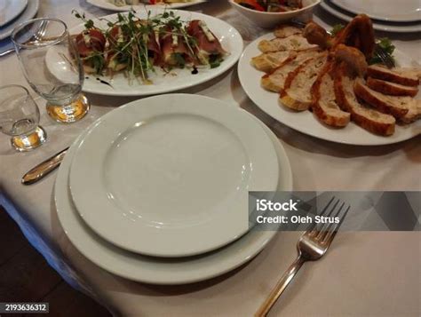 음식이 있는 테이블 위의 접시를 청소합니다 음식과 함께 제공되는 테이블 테이블 위의 접시와 접시 축제 테이블에 고기 요리 0명에 대한 스톡 사진 및 기타 이미지 Istock