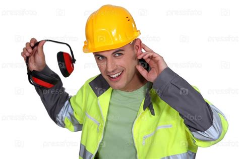 Фотография на тему Работник с наушниками для защиты органов слуха Pressfoto