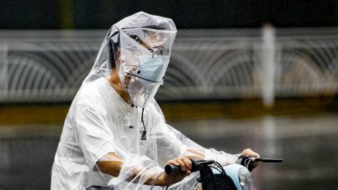 台风“轩岚诺”影响上海最强时段已经到来，市民冒雨出行古美雨伞闵行区