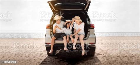 가족 자동차 여행 운전 도로 여행 여름 휴가 일몰 차 아빠 엄마 딸 행복 여행 함께 휴가와 휴식을 즐기고 분위기를 얻고 목적지로 이동 가족에 대한 스톡 사진 및 기타 이미지