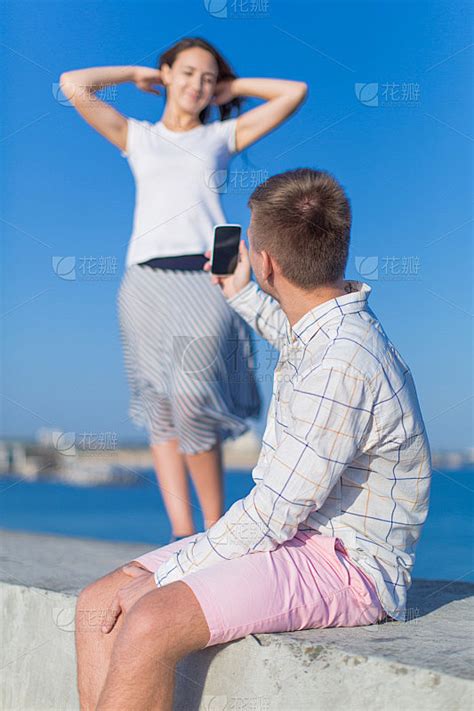 一对迷人的情侣在户外
