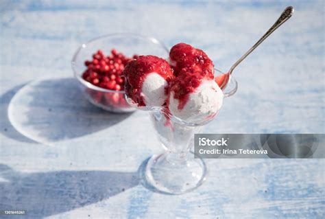 파란색 배경에 붉은 열매의 아이스크림 공과 잼이있는 그릇 유리 꽃병에 딸기 테이블에 태양 그림자 수평 방향 0명에 대한 스톡 사진 및 기타 이미지 Istock