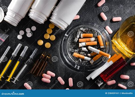 Sustancias Adictivas Incluidos Los Cigarrillos De Alcohol Y Las Drogas Imagen De Archivo