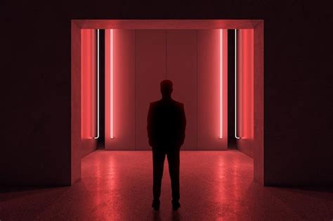추상적인 빨간 방 내부에 서 있는 남자의 뒷모습 프리미엄 사진
