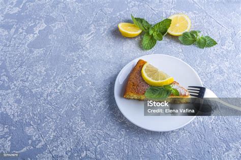 갓 구운 레몬 파이 타르트 또는 세몰리나 케이크 한 조각이 레몬 웨지와 민트를 제공했습니다 수제 베이킹 닫기 텍스트에 대한 공간을 복사 가루 설탕에 대한 스톡 사진 및 기타