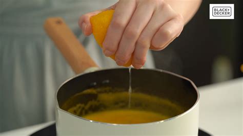 무선 핸드 블렌더로 간편하게 오렌지 구겔호프 케이크와 바닐라 라떼