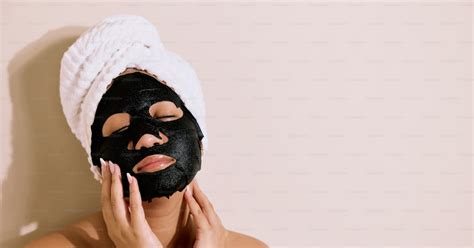 머리에 수건을 두르고 얼굴에 검은 마스크를 쓴 여성 사진 Unsplash의 틴에이저 이미지