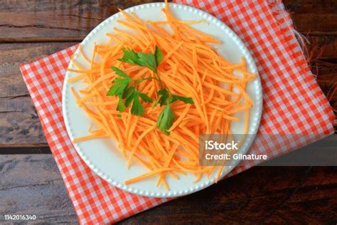 소박한 나무 테이블에 흰 접시에 신선한 원시 당근 나선형 스파게티 건강 한 음식의 개념 평면도 갈기갈기 찢어진에 대한 스톡 사진 및 기타 이미지 Istock