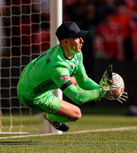 عکس ظهور واکی بایاشی در انگلیس؛ درخشش به سبک ستاره فوتبالیست‌ها