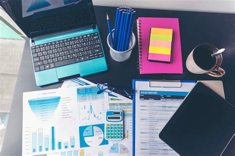 그래프 및 테이블 차트 재무 데이터가 포함된 Excel 통계 스프레드시트 비즈니스 분석 그래프 통계 프리미엄 사진