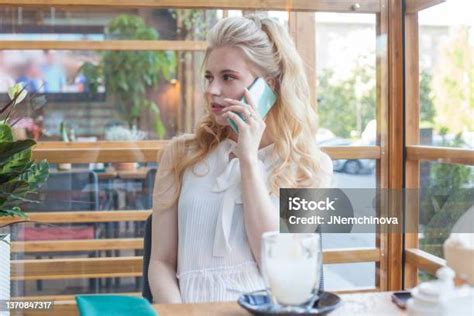 휴대 전화를 사용하여 행복한 대학생 여성 카페에서 커피를 마시는 사업가 20 24세에 대한 스톡 사진 및 기타 이미지 20 24세 20 29세 Brand Name