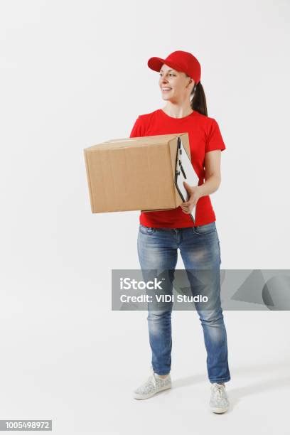 빨간 모자에 배달 여자의 전체 길이 T셔츠는 흰색 배경에 고립 여성 택배 클립보드 종이 문서 빈 빈 시트 빈 골 판지 상자를 들고 수신 패키지입니다 단계 가냘픈에 대한 스톡