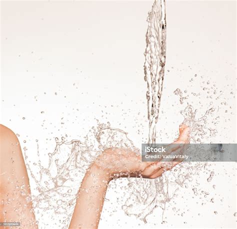 깨끗한 물 줄기가 쏟아지는 여성의 손 사진 떨어지는 물과 흰색에 고립 된 스프레이인간의 손 신체의 청결과 위생 물 방울과 여자의 손 18 19세에 대한 스톡 사진 및 기타