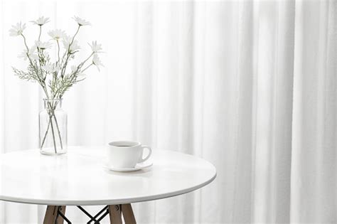 실내에서 아름다운 하얀 꽃으로 가득한 꽃병 옆에 커피 한 잔 0명에 대한 스톡 사진 및 기타 이미지 0명 꽃 식물 꽃병