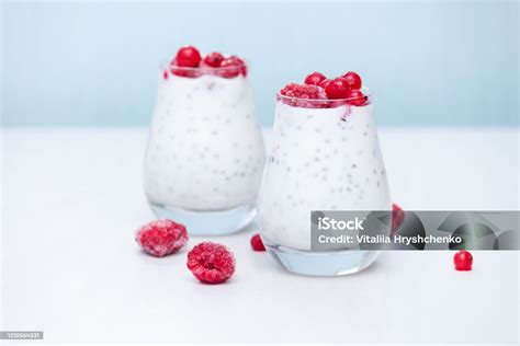 흰색 나무 배경에 빨간 열매와 건강한 바닐라 치아 푸딩 건강 한 간식 개념입니다 공간을 복사합니다 0명에 대한 스톡 사진 및 기타 이미지 Istock