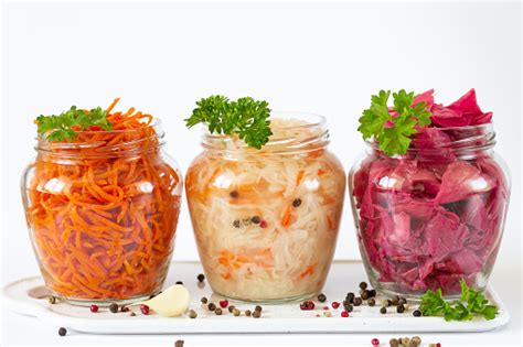 발효 및 보존 채식 식품 개념 소금에 절인 빨간 양배추와 당근을 오픈 유리 항아리에 넣은 소금에 절인 양배추 0명에 대한 스톡 사진 및 기타 이미지 Istock