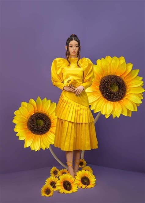 နေကြာပွင့်တွေနဲ့အတူ ချစ်ဖို့ကောင်းနေပြီး သူမရဲ့ အမှတ်အသားကို ပြောပြလိုက