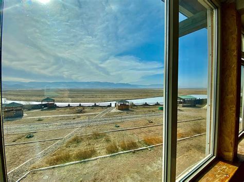 Эйдельвайс” зочид буудал нь Мөрөн сумын 8 р багийн нутаг дэвсгэрт Дэлгэр мөрний эрэгт байрладаг