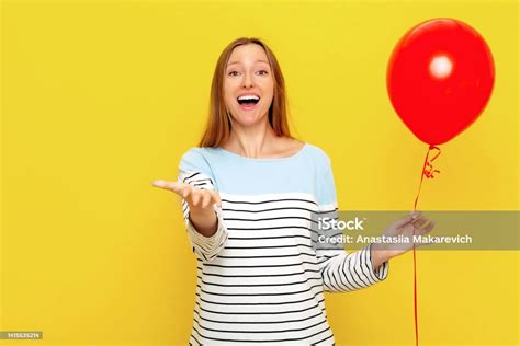 파티 콘에있는 젊은 재미있는 여성은 생일이나 특별한 날을 축하합니다 휴일과 파티 개념 노란색 배경의 화려한 스튜디오 초상화 25 29세에 대한 스톡 사진 및 기타 이미지