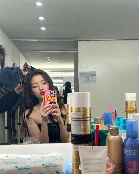 오마이걸 아린 섹시 러블리 공존하는 완벽 거울셀카 [인스타]