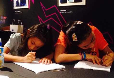 사이언스쇼 주말반의 대표 자매입니다 저 하얀 종이 아래 까판 폼보드가 깔려있는데요 하얀 종이에 그려진 몽통 뼈를 따라 꼭꼭꼭 산적 꼬지로 구멍을 뚫고 있는 장면입니다