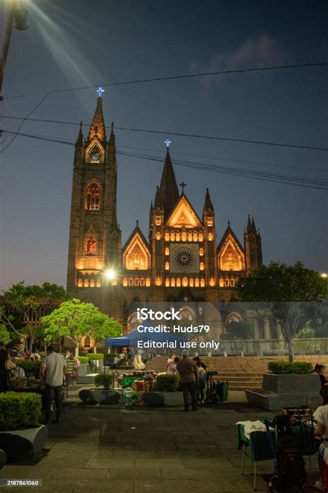 조명이 켜진 사원과 사람들이 있는 만기 공원의 일몰 전망 A View From The Bridge에 대한 스톡 사진 및 기타 이미지 A View From The