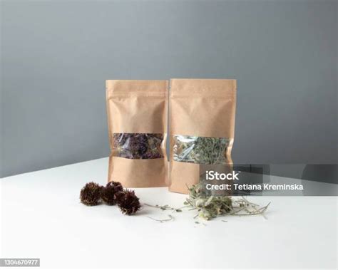 말린 열매와 의료 허브와 갈색 크래프트 종이 도이 팩 가방 식품 및 상품 템플릿 모형을위한 포장 무게 제품을위한 창문팩 스탠드업 파우치에 대한 스톡 사진 및 기타 이미지