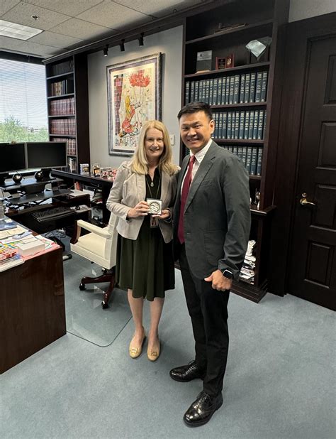 ИРГЭНИЙ ЭРХ ЗҮЙН ХОРООНЫ ТЭРГҮҮН Г ДАВААДОРЖ АНУ ЫН АРИЗОНА МУЖИЙН ШҮҮХИЙН ЦАХИМЖИЛТТАЙ ТАНИЛЦЛАА