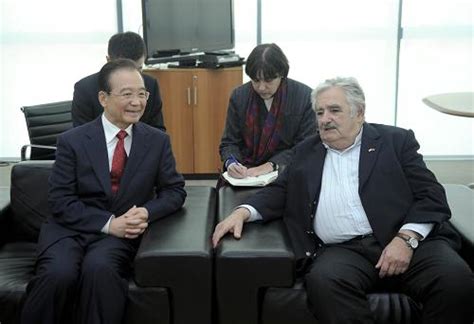 温家宝与乌拉圭总统穆希卡举行会谈