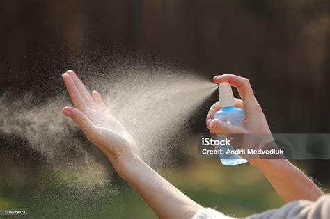 세균 박테리아 및 바이러스의 확산을 방지 하기 위해 야외에서 알코올 스프레이 또는 항 균 스프레이를 적용 하는 여자의 손을 닫아 격리 시간 가까이 손에 초점을 맞춥니다