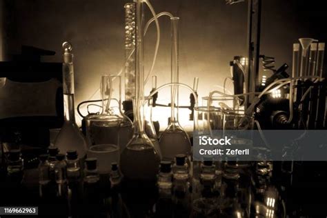 약국 및 화학 테마 연구 실험실에서 용액으로 유리 플라스크를 테스트하십시오 과학 및 의학 배경 어두운 색조 배경에 실험실 테스트 튜브 실험실에 대한 스톡 사진 및 기타