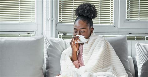 아픈 여자독감감기에 걸린 여자 조직에 재채기 두통 바이러스 의약품 감기에 감염된 젊은 여자가 손수건에 코를 불고