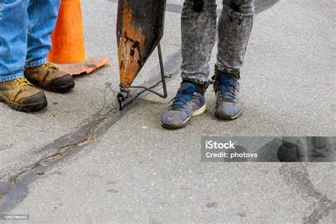 작업자는 액체 아스팔트를 도로 밀봉 균열에 구덩이에 뿌려 포장에 사소한 수리를 수행합니다 인장에 대한 스톡 사진 및 기타 이미지 인장 아스팔트 코팅 Istock