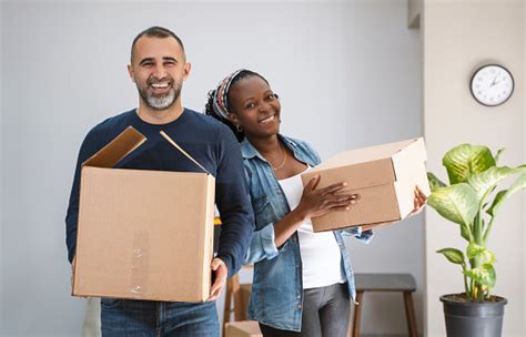중간 성인 부부는 골판지 상자에 물건을 포장 새로운 집으로 이동하기위한 준비 커플에 대한 스톡 사진 및 기타 이미지 커플 상자 이주 개념 Istock