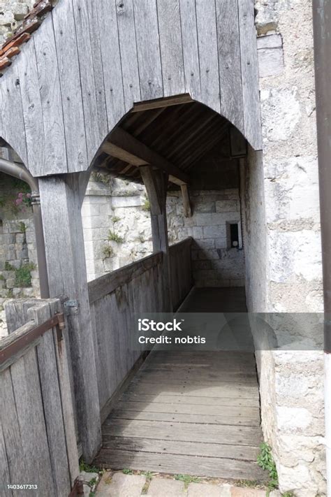 오래된 건물의 벽에 기대어 있는 풋브리지 세느 엣 마르네 프랑스의 오크 우드 시티 오브 프로빈스에 있는 오래된 프레임 0명에