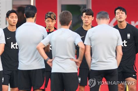 코치진 이야기 경청하는 선수들 연합뉴스