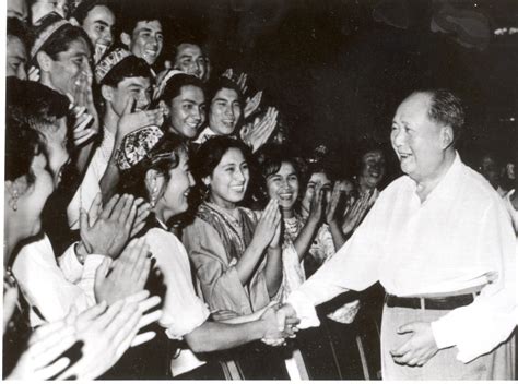 毛泽东在人民大会堂亲切接见中央戏剧学院1958级新疆班全体同学 党之大计 全国高校思想政治工作网