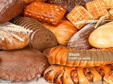 갓 구운된 호 밀 그리고 밀 빵 테이블에 전체 및 슬라이스 빵 0명에 대한 스톡 사진 및 기타 이미지 0명 건강한 생활방식 견과 Istock