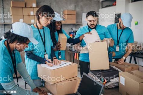 자선 푸드 뱅크에 기부 상자를 포장하는 다양한 자원 봉사자 Giving Tuesday에 대한 스톡 사진 및 기타 이미지 Giving Tuesday 고무장화 공동체