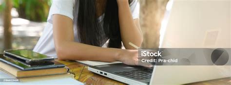 플래너 또는 주최자가 일일 약속을 작성하고 캘린더 책을 사용하고 태블릿을 사용합니다 아시아 여성의 손 계획 시간표 회의 의제 및 메모 일정 일기 사업 플래너 개념 배너