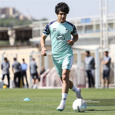 بازگشت صفا هادی به تمرینات تراکتور شجاع خلیل‌زاده با چهره‌ای خندان در