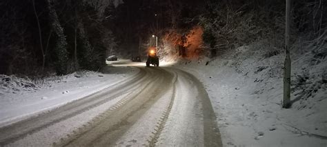 ВИДЕО ЈП „Охридски комуналец“ со песок ги посипува сокачињата во Варош и Месокастро Ohrid1