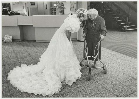 23 Jarige Bruid Ingrid Willemse En Haar 104 Jarige Overgrootmoeder W De Laat Fabel In De Hal