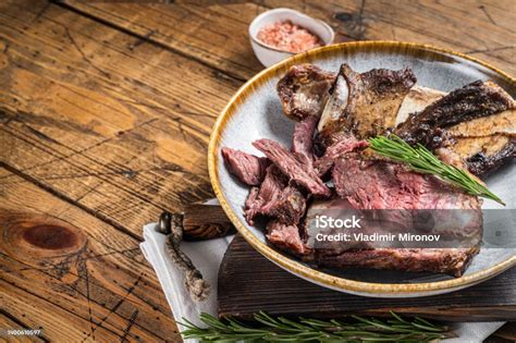 로즈마리와 함께 접시에 구운 송아지 고기 쇠고기 짧은 갈비 나무 배경 상단 보기 공간 복사 갈비 음식에 대한 스톡 사진 및 기타 이미지 Istock