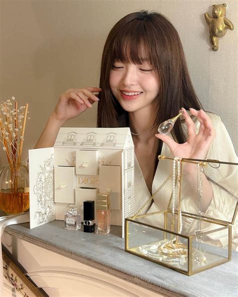 キム・ナヒさんのインスタグラム写真 キム・ナヒinstagram 「 유료광고 반짝이는 홀리데이 무드 가득 ⚜️ 크리스챤 디올 뷰티에서 2023 홀리데이 시즌을 맞아 미니
