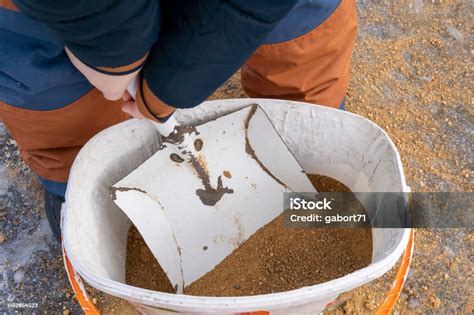 미끄러움을 줄이기 위해 보도에 자갈 모래를 뿌리는 사람 미끄럼 방지 유지 보수 작업 노면 소금에 대한 스톡 사진 및 기타 이미지 노면 소금 모래 거리 Istock