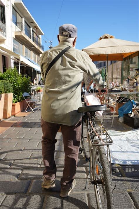 걷고 있는 골목 남자 노인 도시 도시의 벽 소도시 수직 쐈어 여성 햇볕에 쬐 인에 관한 무료 스톡 사진