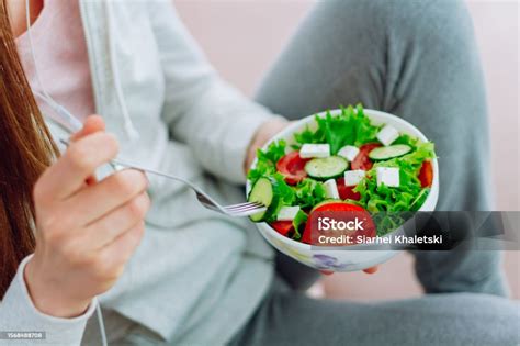 신선한 야채 샐러드 한 그릇을 들고 있는 건강한 비건 여성 균형 잡힌 유기농 식단과 깨끗한 피트니스 식사 평면도 20 24세에 대한 스톡 사진 및 기타 이미지 Istock