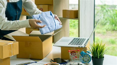 스타트업 의 직장에서 온라인 소포 배달 노트북 컴퓨터와 가정에서 중소기업 성공적인 중소기업 창업 프리랜서 작업을 시작 가상현실에 대한 스톡 사진 및 기타 이미지 Istock